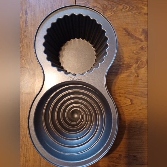 Wilton | Kitchen | Wilson Giant Large Cup Cake Pan 3 Grey | Poshmark